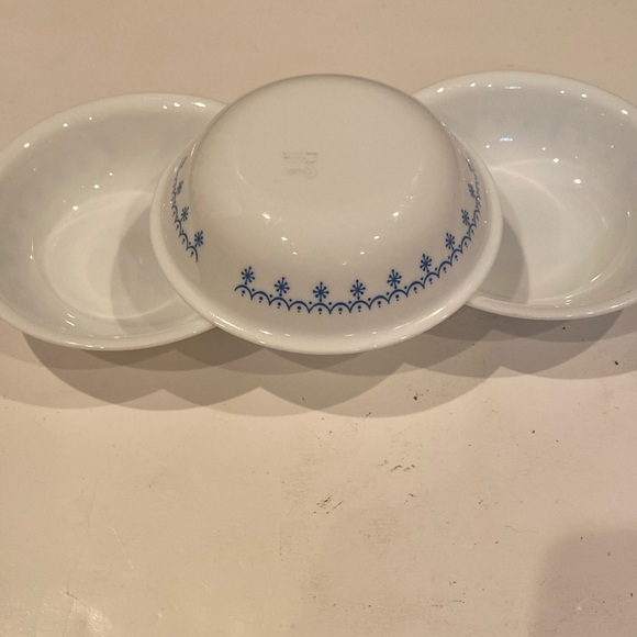 Corelle | Dining | Vintage Corelle Lot Of 3 Snowflake Blue Small Fruit ...